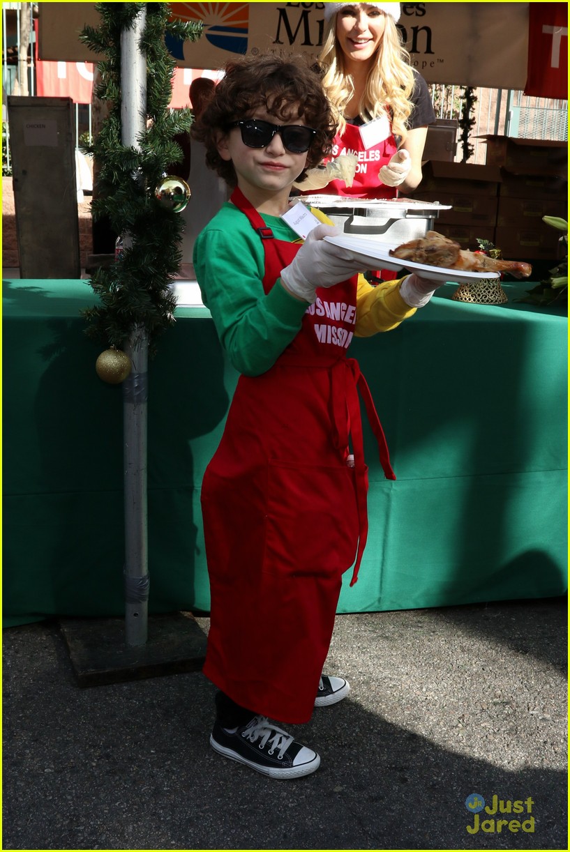 August Maturo Helps Serve Christmas Eve Dinner At LA Mission | Photo ...