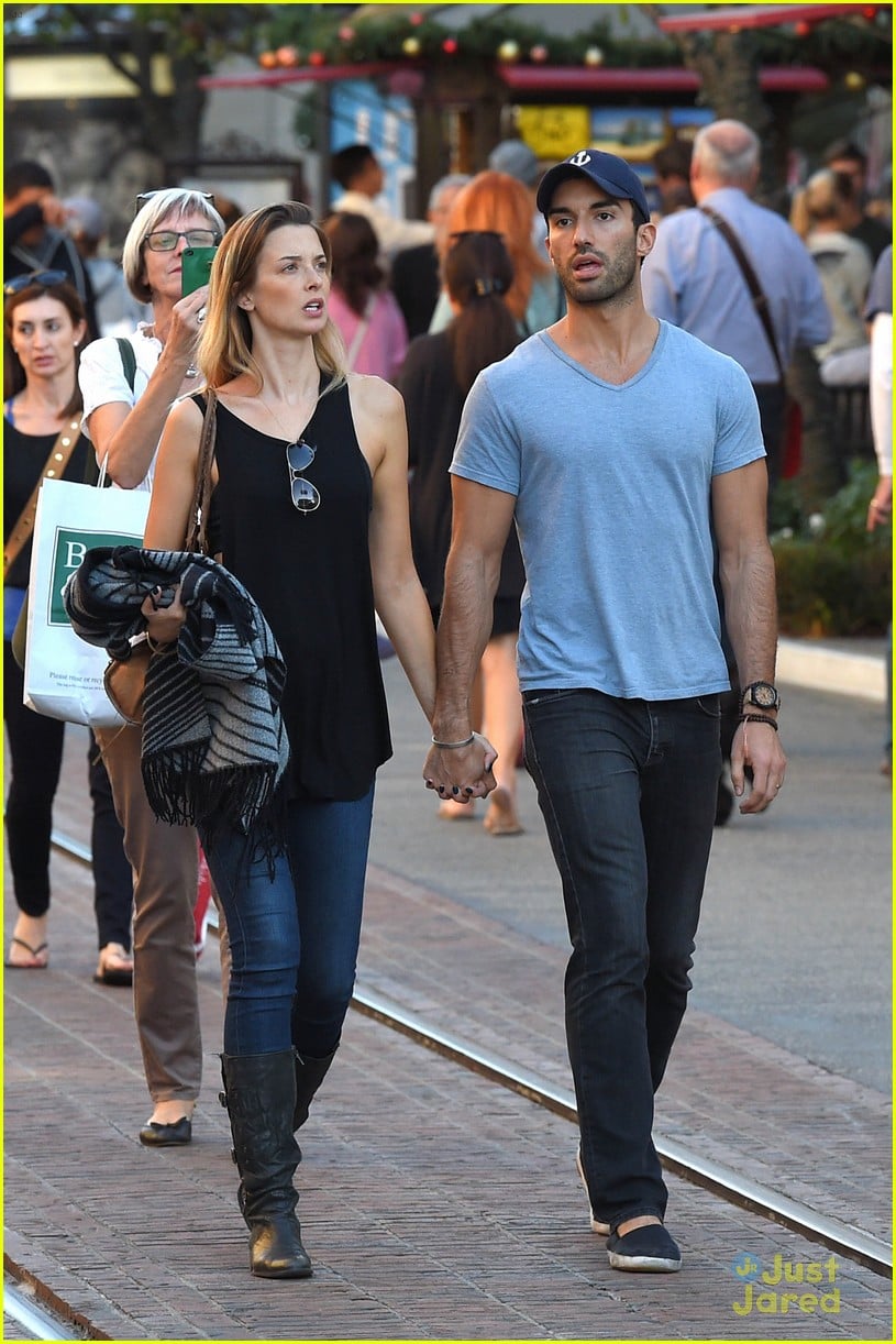 Jane the Virgin's Justin Baldoni & Wife Emily Foxler Hold Hands During Shopping Trip | Photo ...
