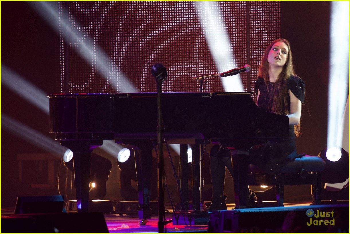 Birdy Beats Out Ariana Grande & Lorde For Los Principales Award | Photo ...