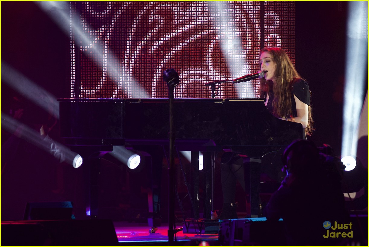 Birdy Beats Out Ariana Grande & Lorde For Los Principales Award | Photo ...