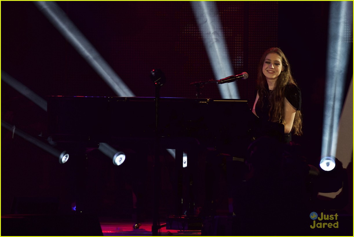 Birdy Beats Out Ariana Grande & Lorde For Los Principales Award | Photo ...