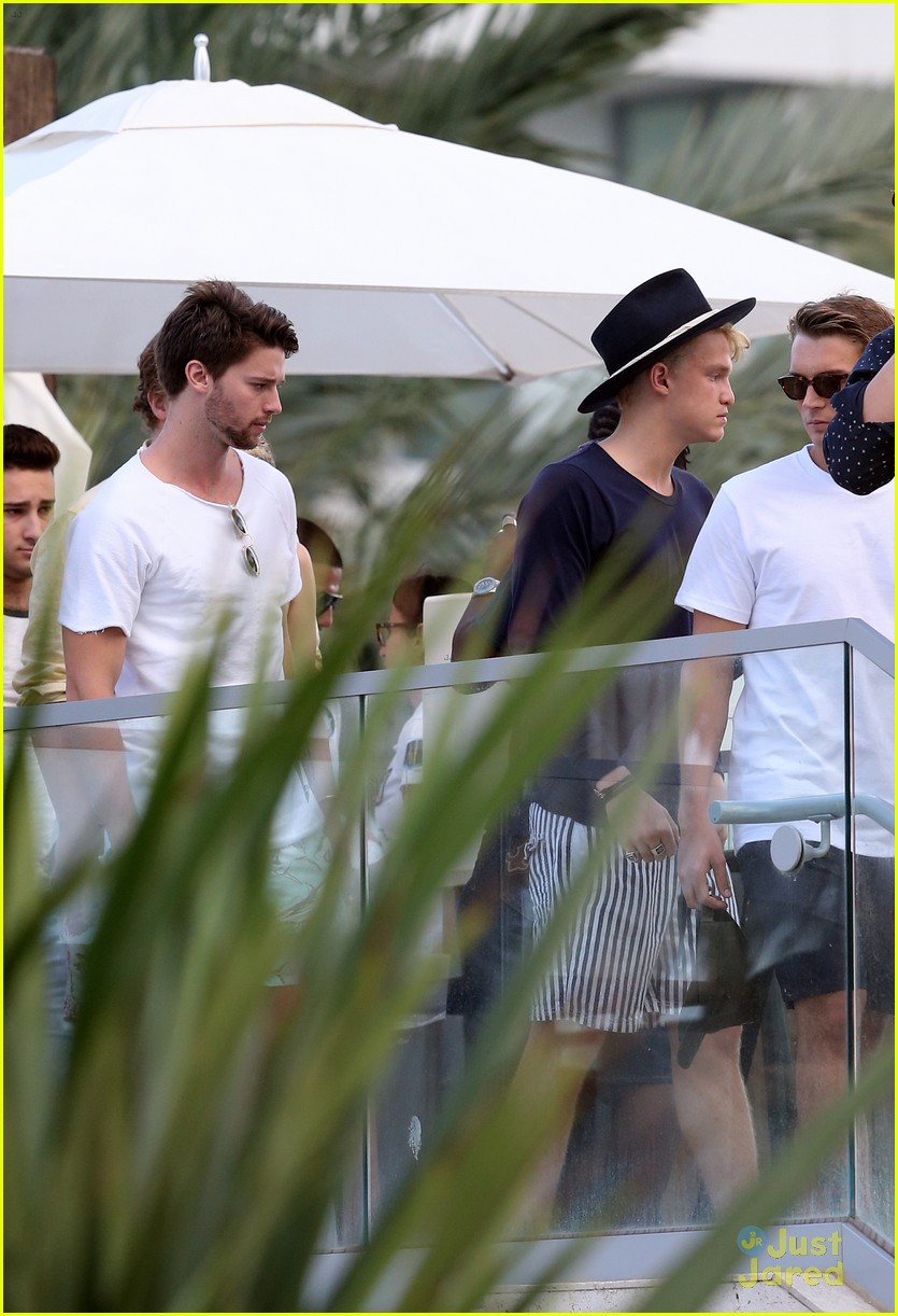 Miley Cyrus Looks So Happy to Get Kiss From Boyfriend Patrick ...