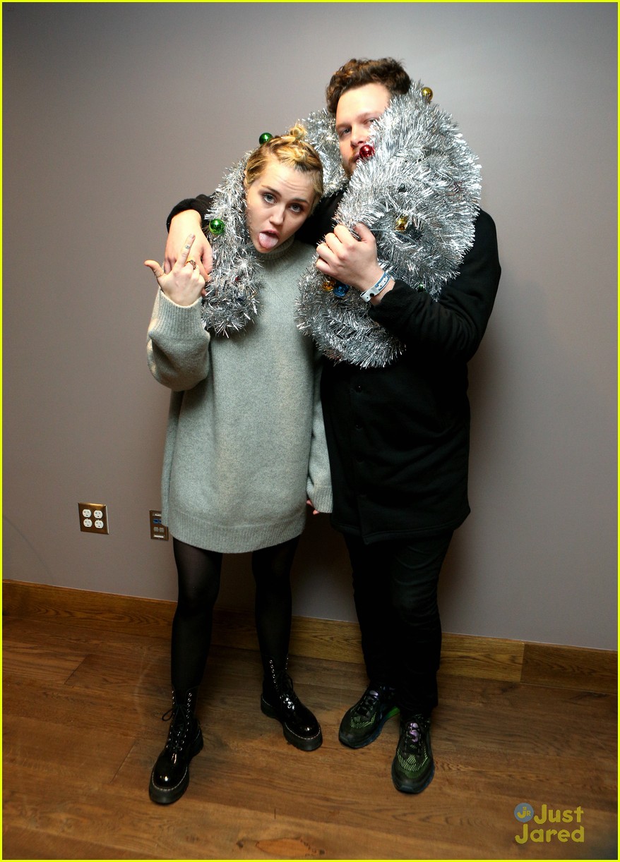 Full Sized Photo of miley cyrus patrick scwarzenegger pda packed date ...