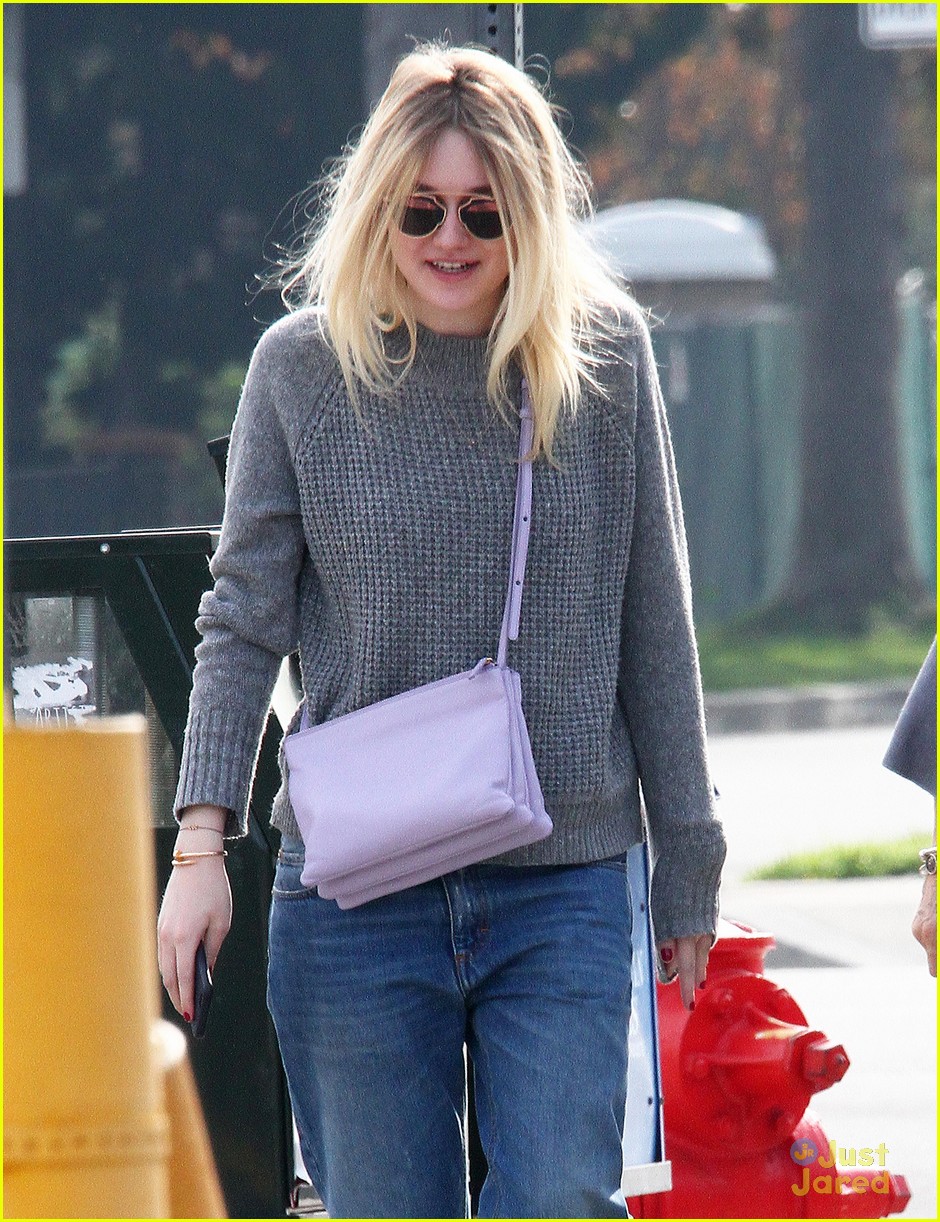 Dakota Fanning Hangs Out with Her Family After Leaving NYC! | Photo ...