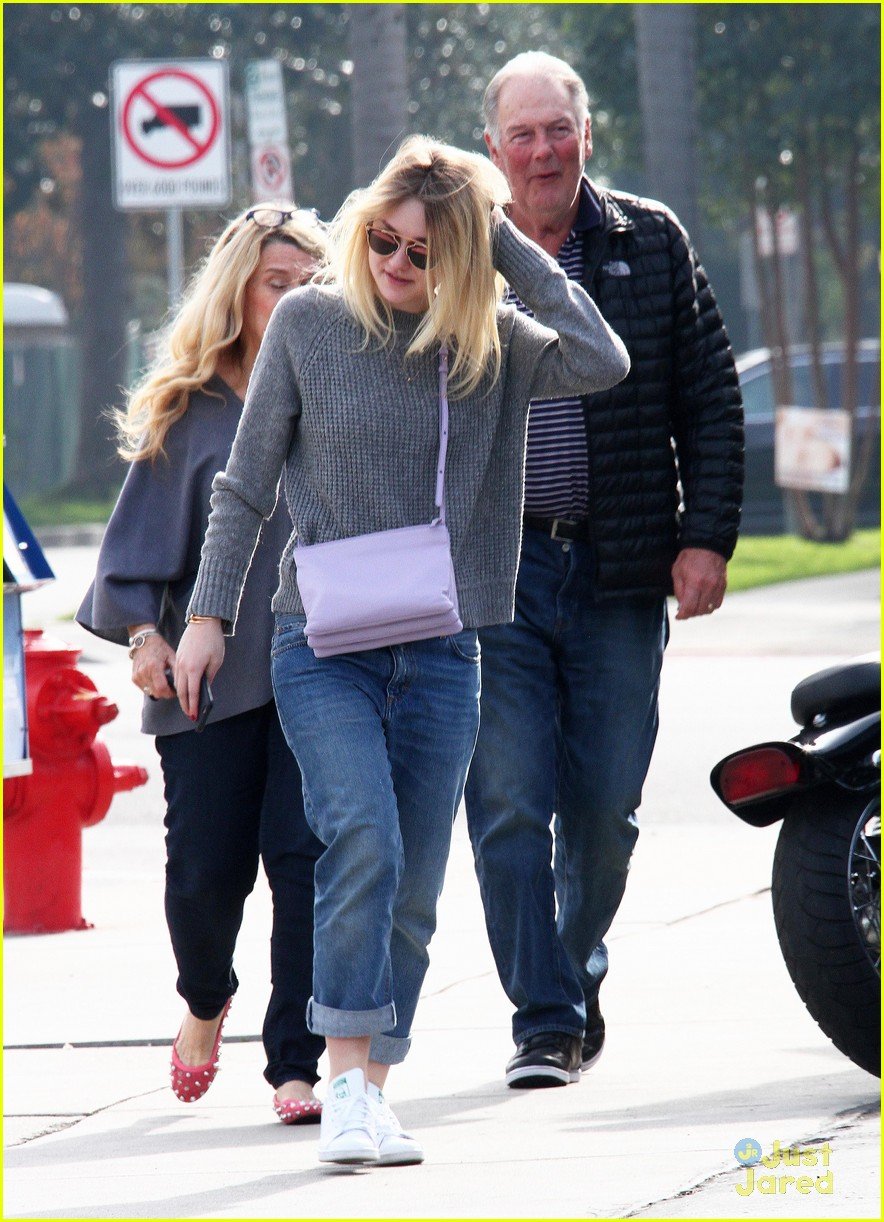 Dakota Fanning Hangs Out with Her Family After Leaving NYC! | Photo ...