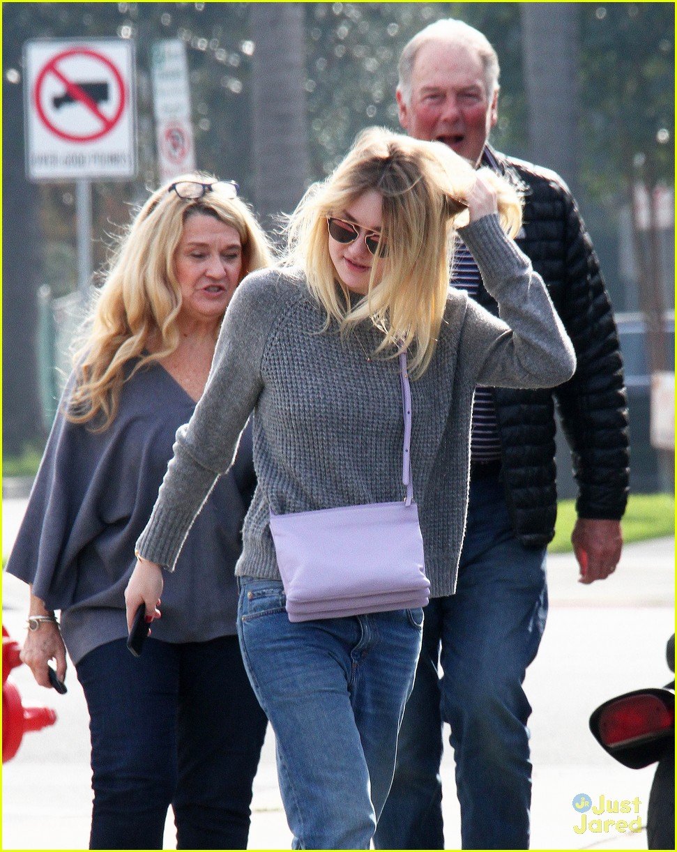 Dakota Fanning Hangs Out with Her Family After Leaving NYC! | Photo ...