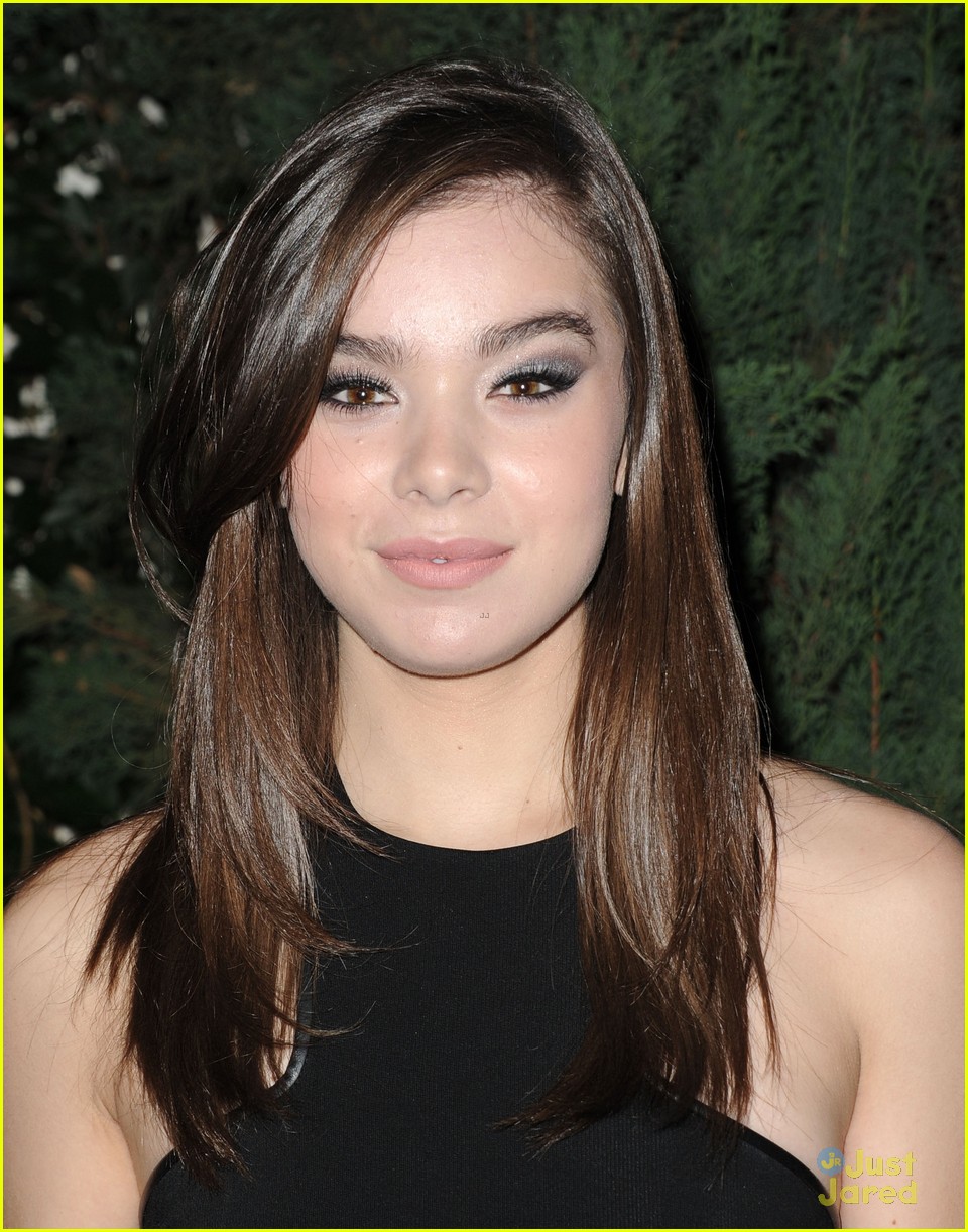 Hailee Steinfeld Looks Ahead with the Actor's Fund | Photo 750544 ...