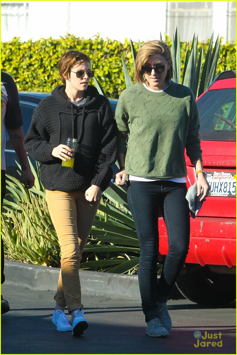 Kristen Stewart & Alicia Cargile Grab After Christmas Lunch With ...