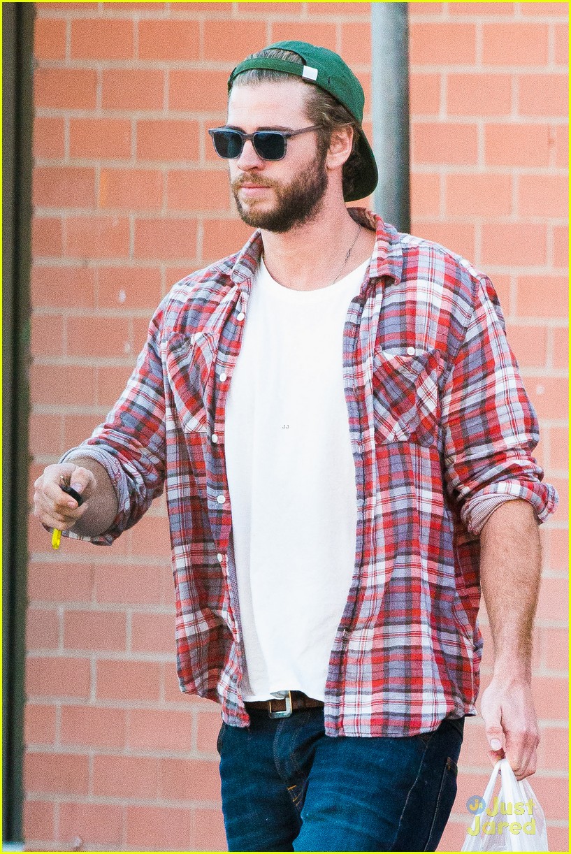 Liam Hemsworth Looks Laid Back with His Buddy | Photo 754669 - Photo ...