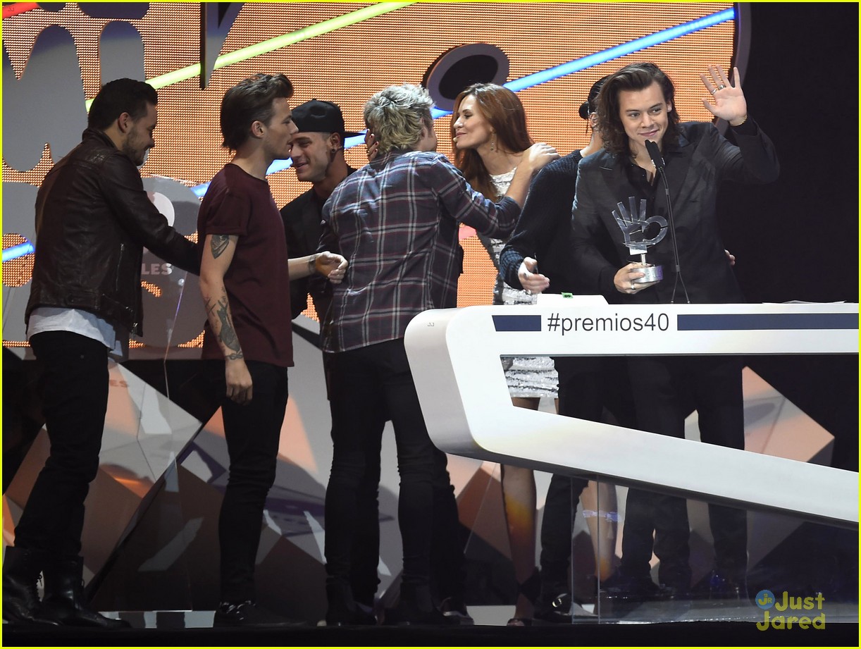 One Direction Performs 'Steal My Girl' at 40 Principales Awards (Video ...