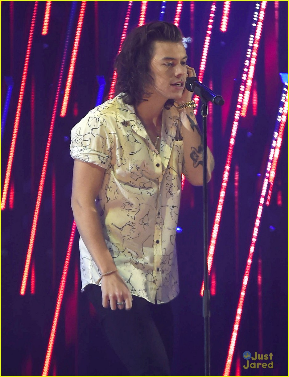 One Direction Performs 'Steal My Girl' at 40 Principales Awards (Video ...