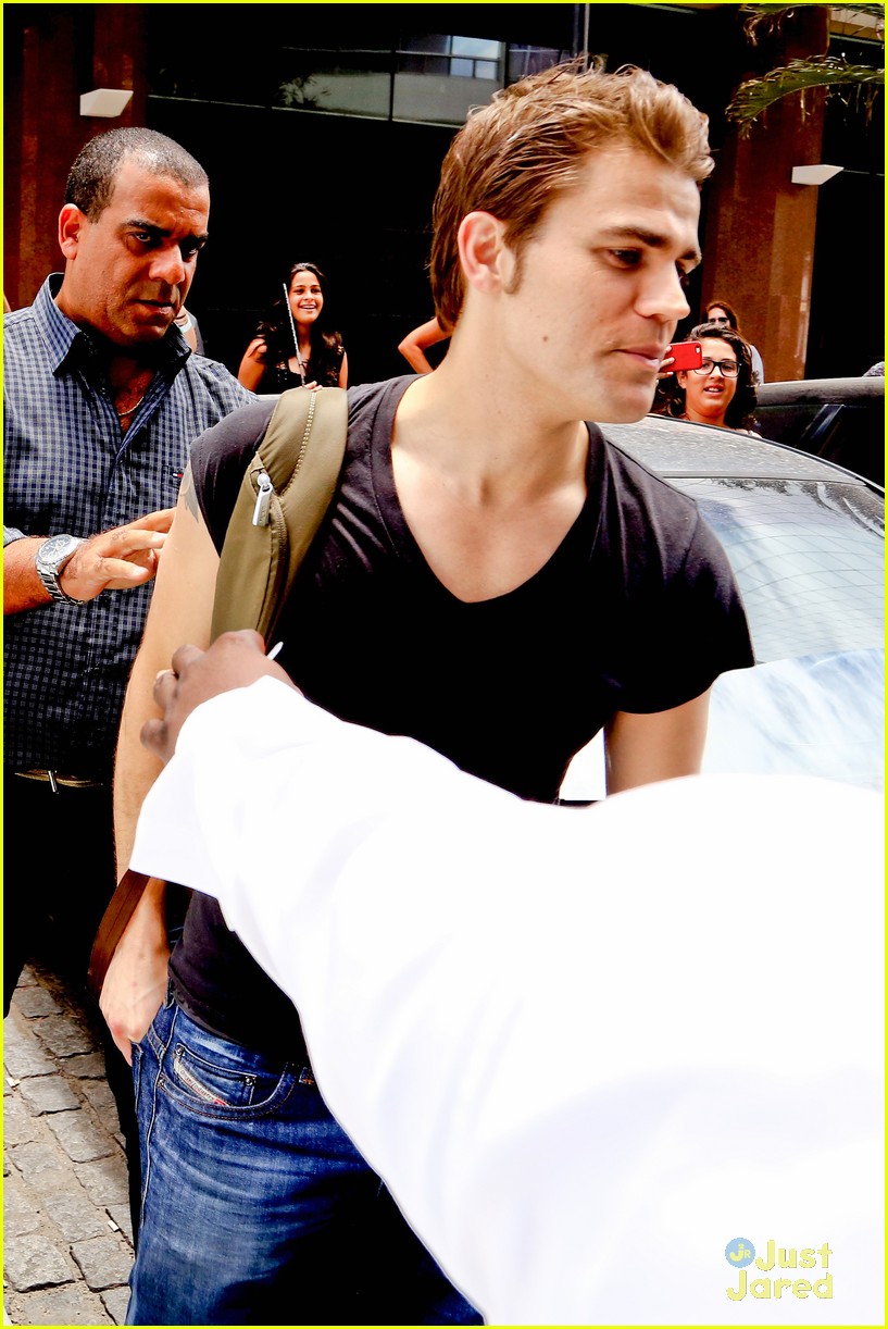 Paul Wesley Flaunts His Buff Biceps While Sightseeing in Rio! | Photo ...