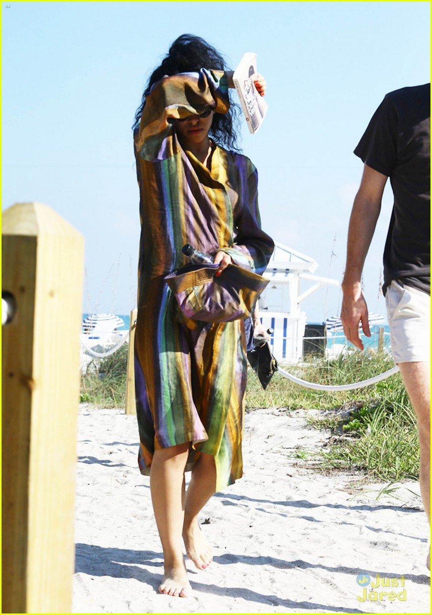 Robert Pattinson & FKA twigs Enjoy Relaxing Beach Day Together | Photo ...