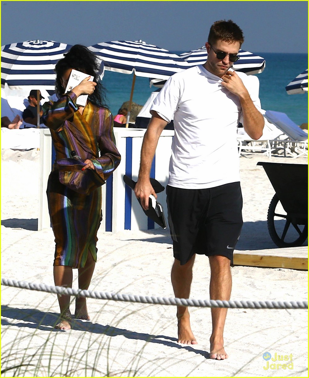 Robert Pattinson & FKA twigs Enjoy Relaxing Beach Day Together | Photo ...