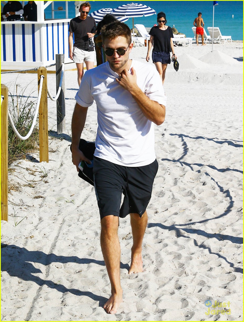 Robert Pattinson & FKA twigs Enjoy Relaxing Beach Day Together | Photo ...