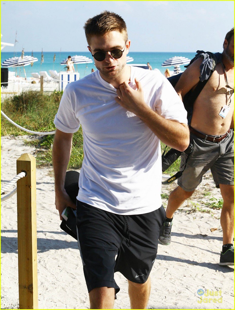 Full Sized Photo of robert pattinson fka twigs beach miami 15 | Robert ...