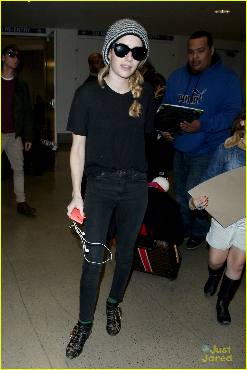 Emma Roberts Arrives Back in Town After a Relaxing Christmas Away ...