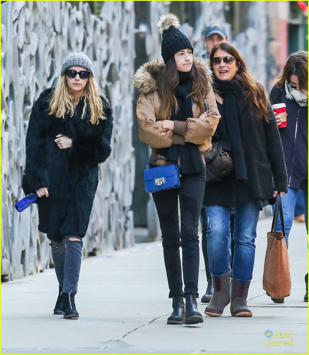 Emma Roberts Knows What She Wants For Christmas | Photo 756922 - Photo ...