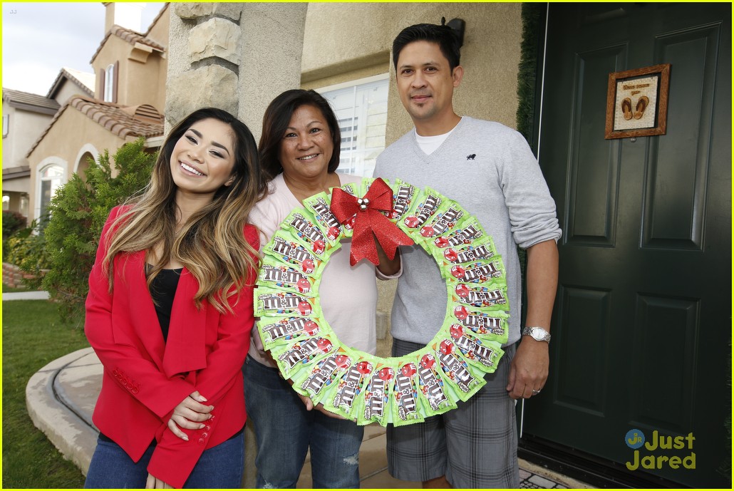 Jessica Sanchez Goes Crispy Caroling With M&M's | Photo 756564 - Photo ...