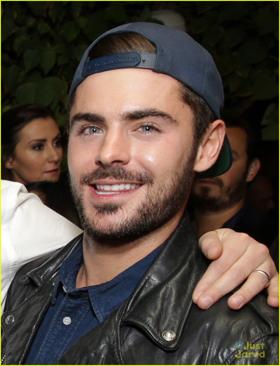 Zac Efron Shows Off His Mega-Watt Smile at 'The Interview' Premiere ...
