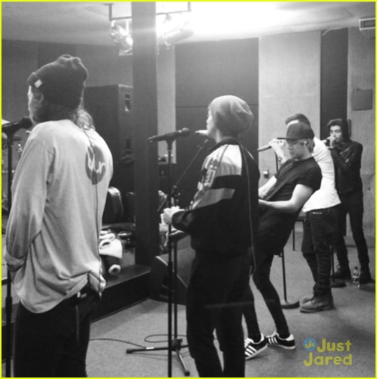 One Direction Kicks Off 2015 with 'On the Road Again' Tour Rehearsals ...
