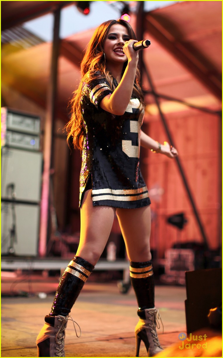 Becky G Performs In The Rain At Directvs Super Fan Festival See The Pics Photo 769273