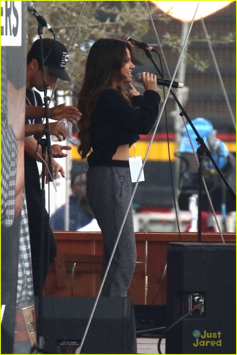 Becky G Performs In The Rain At Directvs Super Fan Festival See The