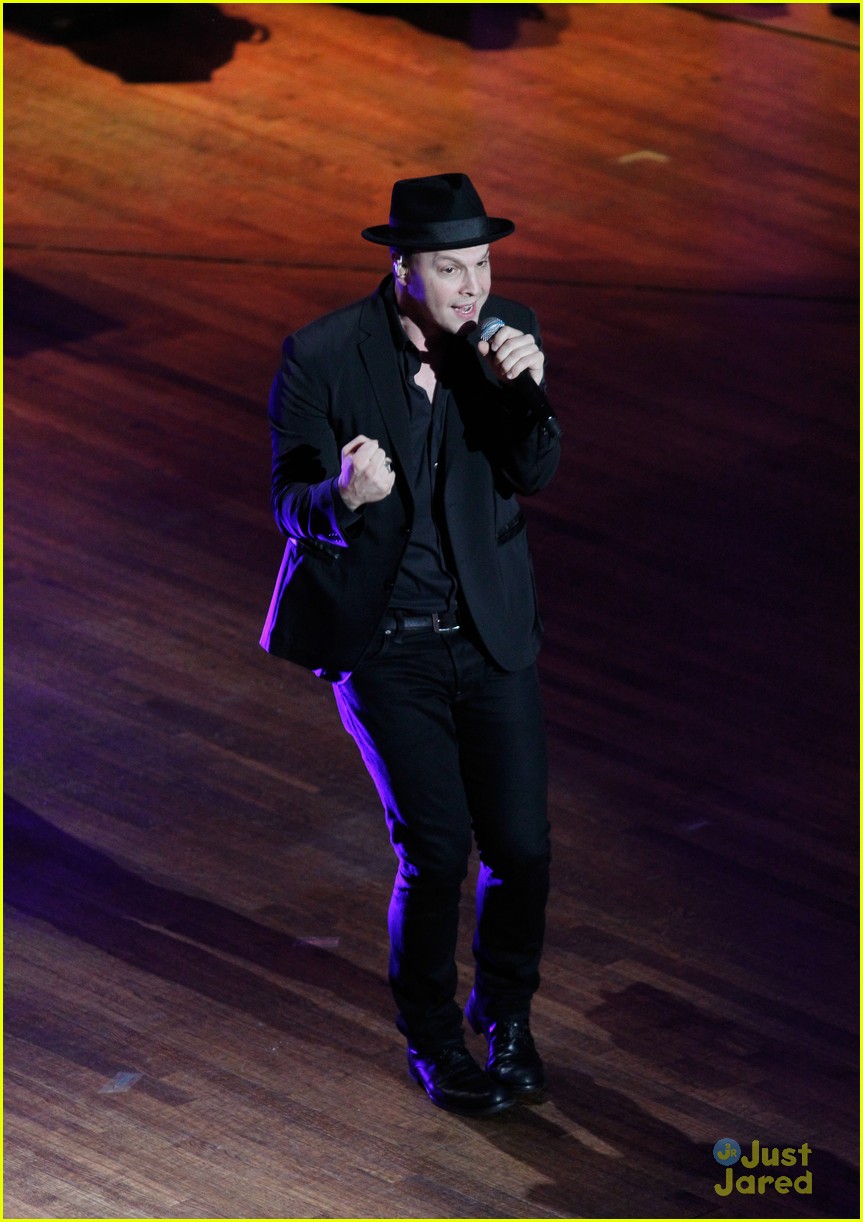 Nick Jonas Makes Us Swoon Peforming at The Lincoln Awards! | Photo ...