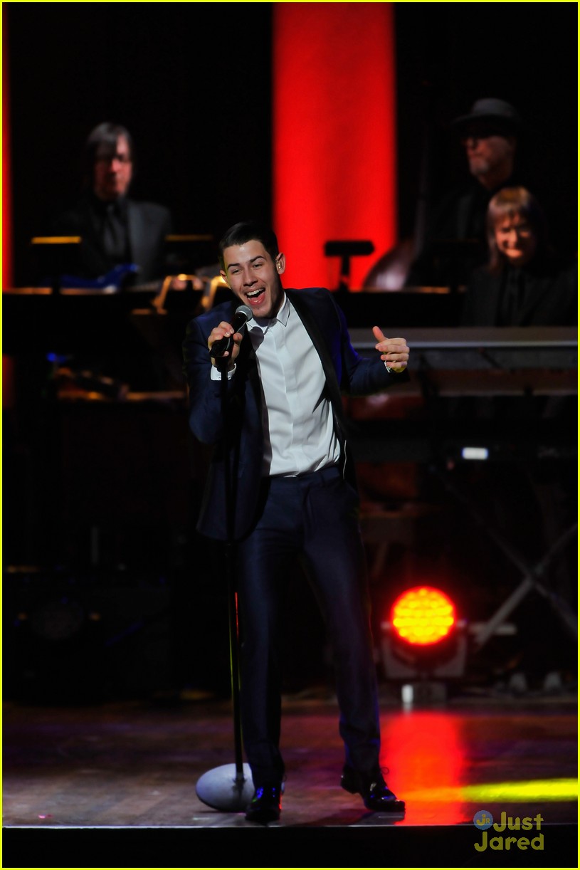 Nick Jonas Makes Us Swoon Peforming at The Lincoln Awards! | Photo ...