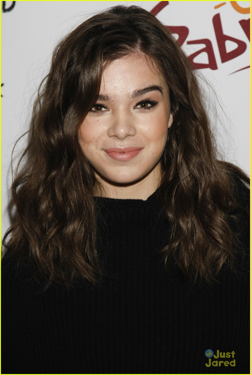 Hailee Steinfeld & Avan Jogia Dine with 'Ten Thousand Saints' Cast at ...