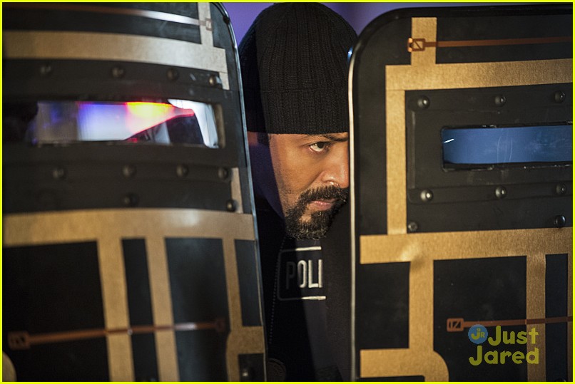 Full Sized Photo of the flash returns prison break reunion stills 13 ...