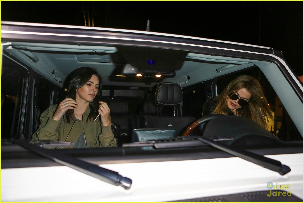 Kendall Jenner & Khloe Kardashian's Dinner Gets Caught on Camera For ...