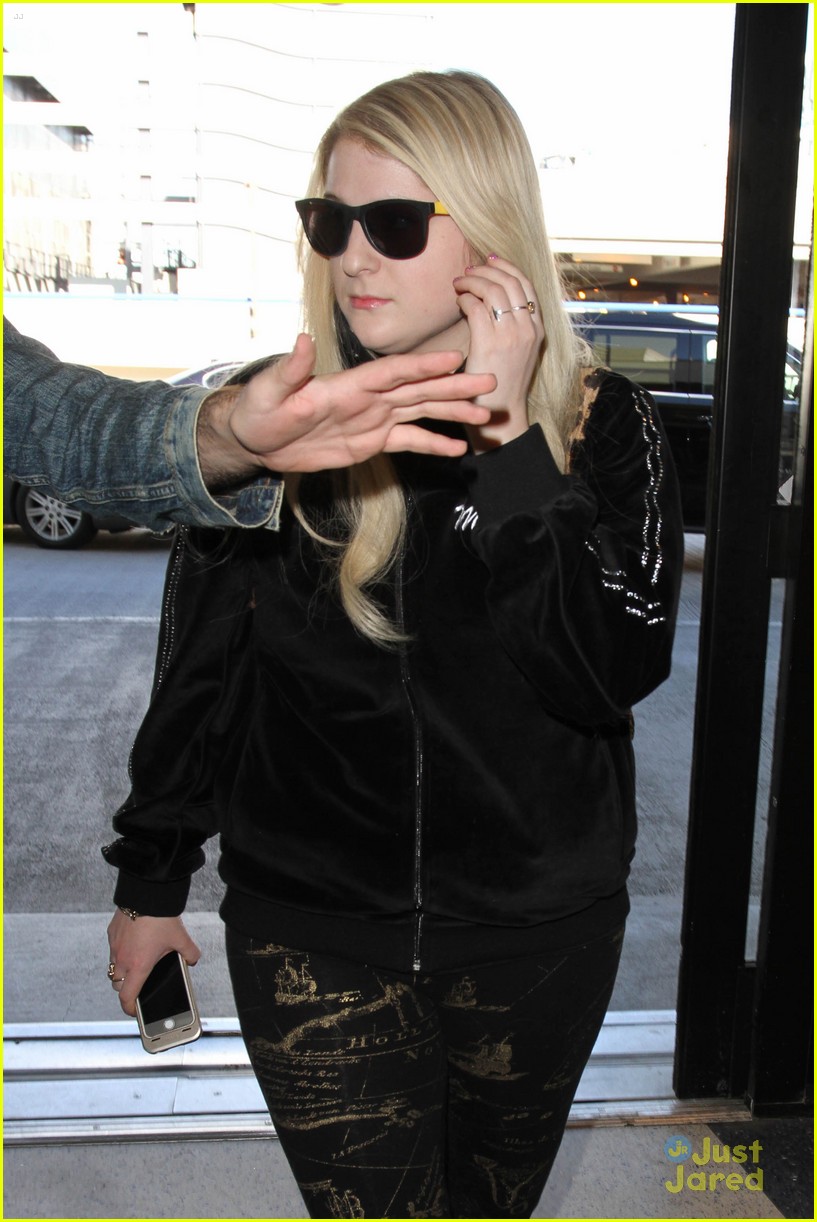 Meghan Trainor Performs Acoustic Version of 'Lips Are Movin'' - Watch ...