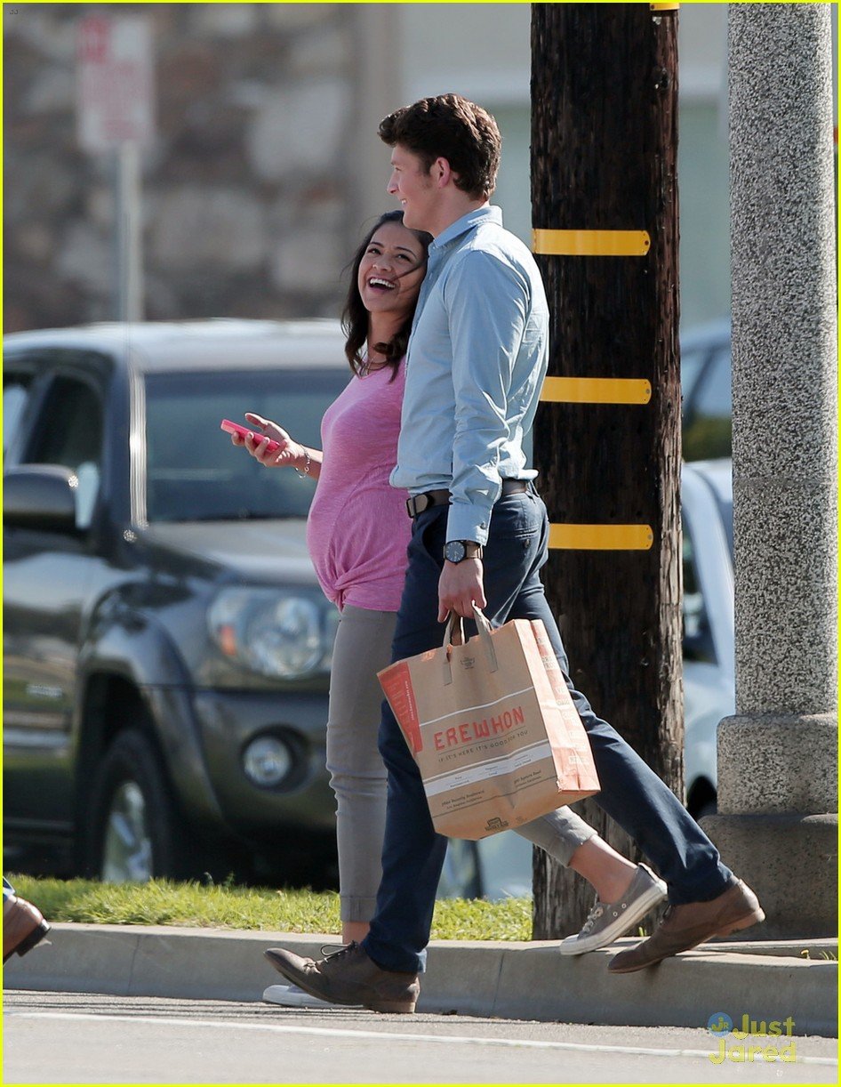 Gina Rodriguez Wears Fake Baby Bump on 'Jane the Virgin' Set | Photo ...