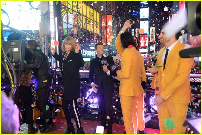 Here Is Taylor Swift Jumping High in Times Square on New Year's Eve ...