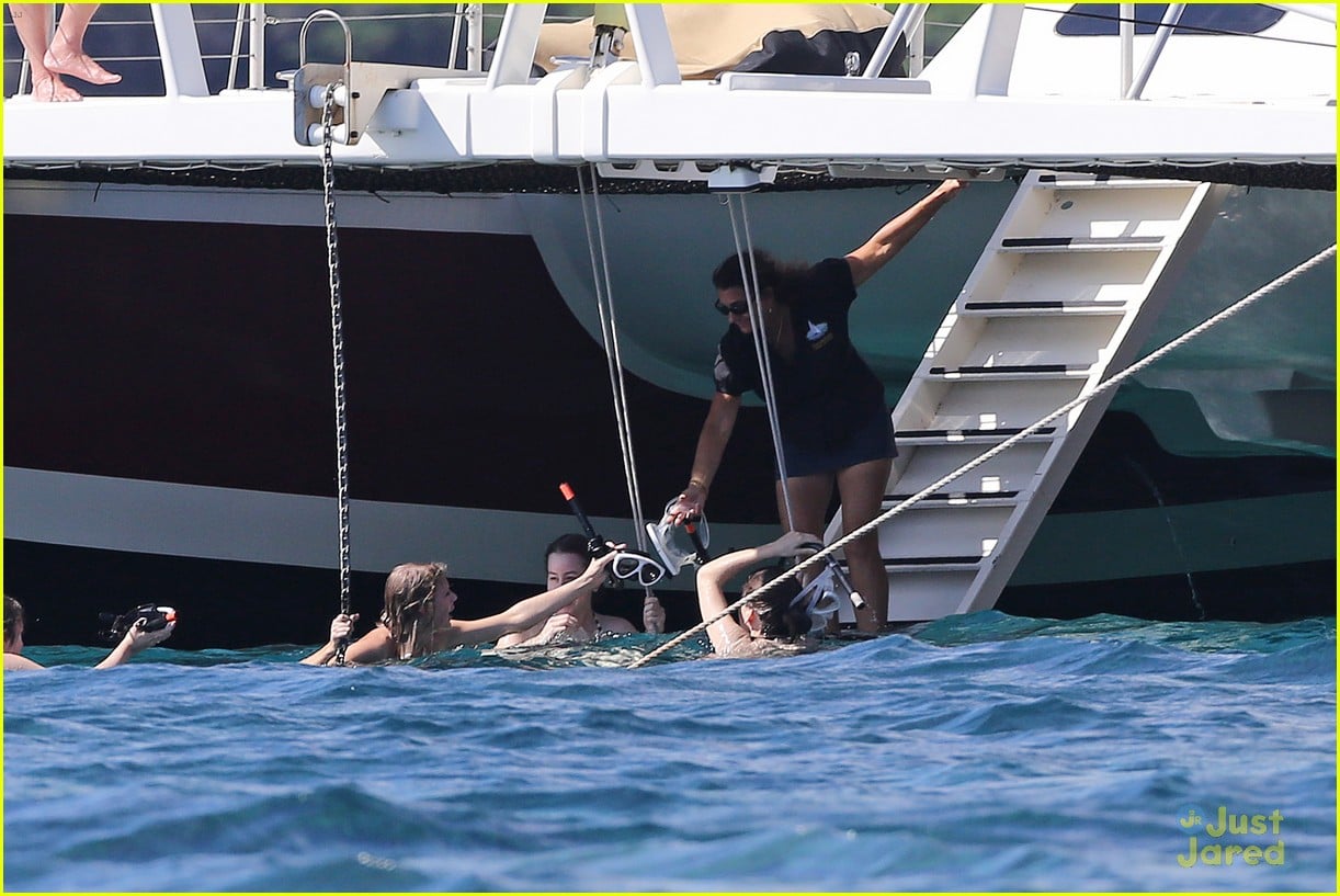 Taylor Swifts Hawaii Trip With Haim New Photos Photo 769142 Photo Gallery Just Jared Jr