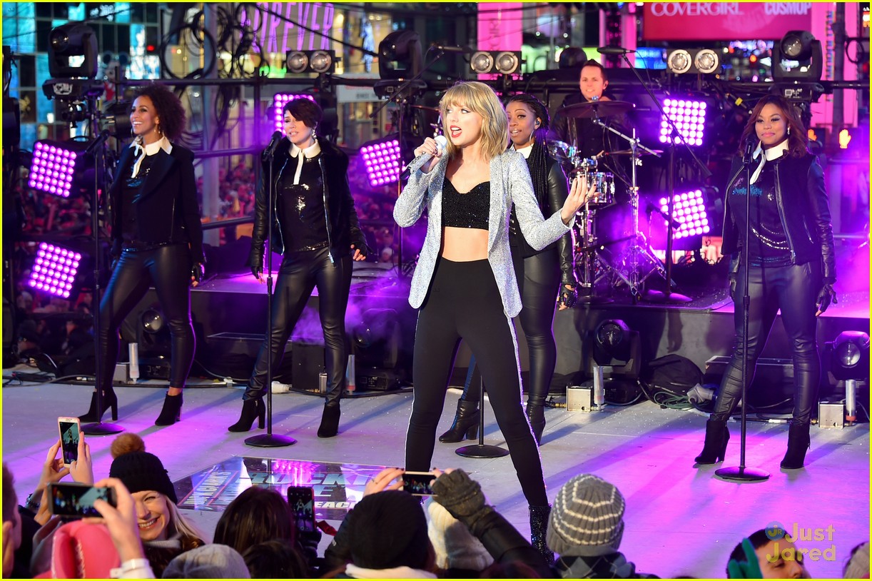 Taylor Swift Performs on New Year's Eve in Times Square - WATCH NOW ...