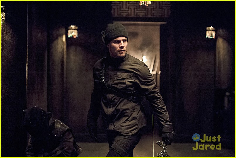 Ray Races to Finish The Atom Suit on Tonight's 'Arrow' - See the Pics ...