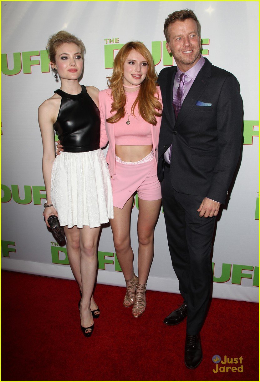 Bella Thorne & Mae Whitman Can't Stop Hugging at 'The DUFF' Premiere ...