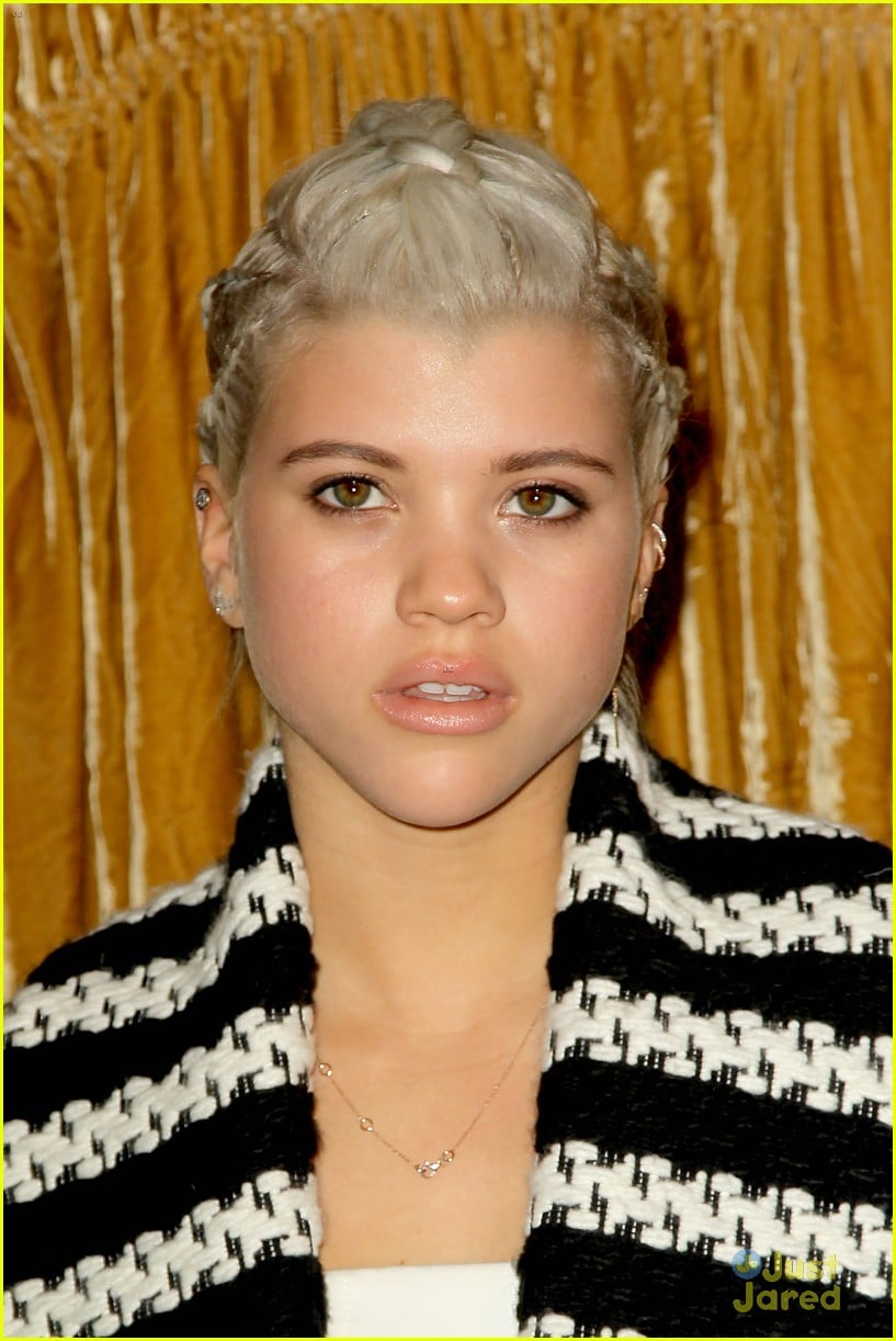 Full Sized Photo of brooklyn beckham fashion week mom victoria 26 ...