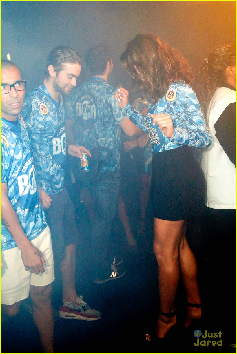 Chace Crawford Kisses Manu Gavassi in Rio! | Photo 775864 - Photo ...