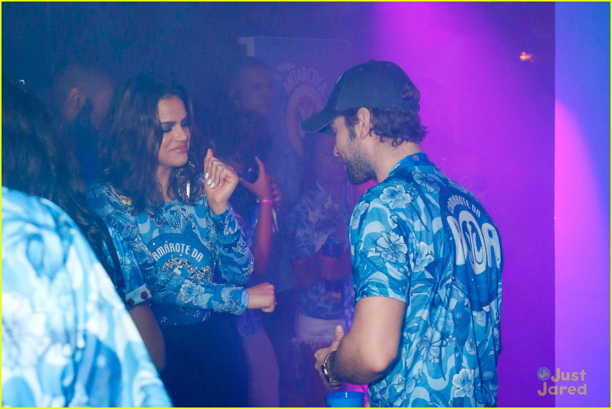 Chace Crawford Kisses Manu Gavassi in Rio! | Photo 775872 - Photo ...