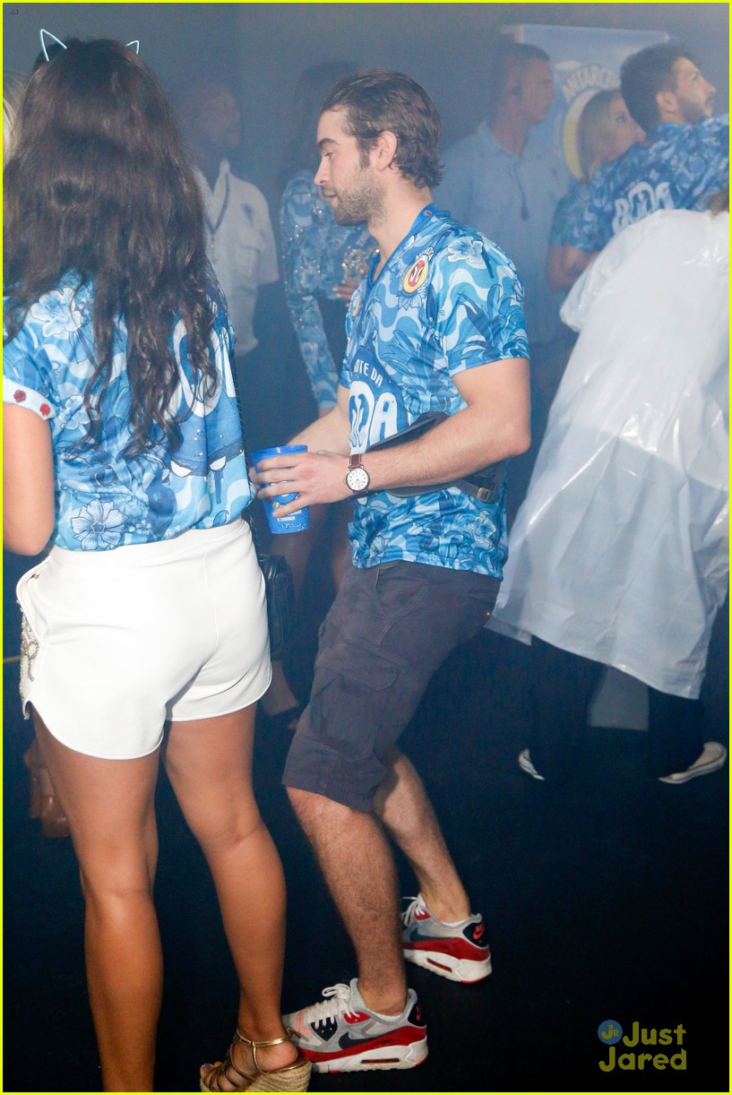 Chace Crawford Kisses Manu Gavassi in Rio! | Photo 775874 - Photo ...
