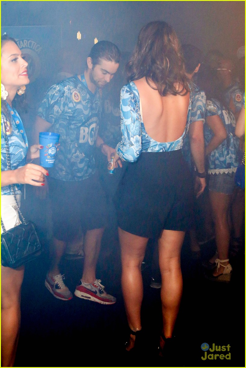 Chace Crawford Kisses Manu Gavassi in Rio! | Photo 775879 - Photo ...