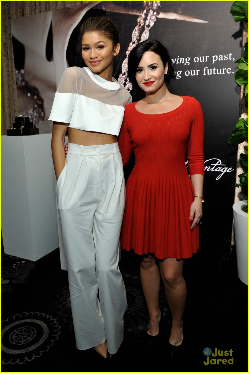 Demi Lovato & Zendaya Take Silly Backstage Pics at unite4:humanity Gala ...