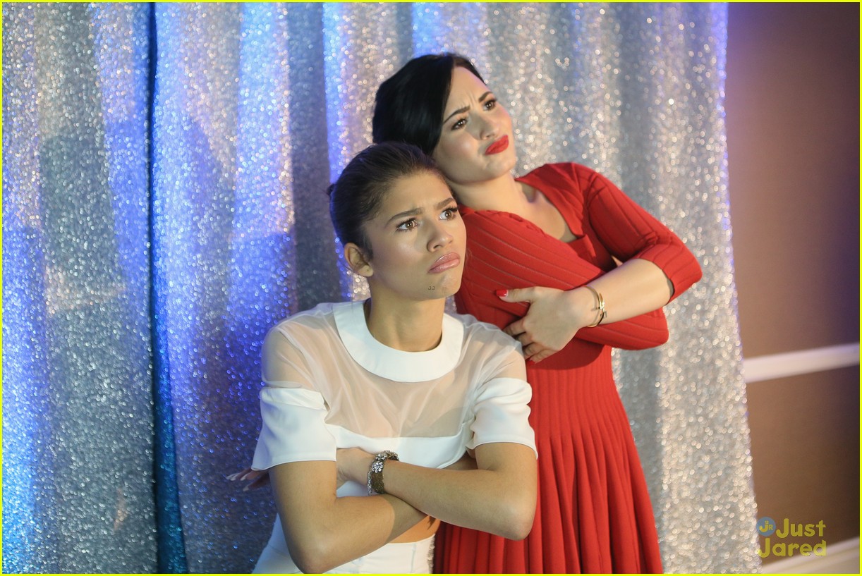 Demi Lovato & Zendaya Take Silly Backstage Pics at unite4:humanity Gala ...