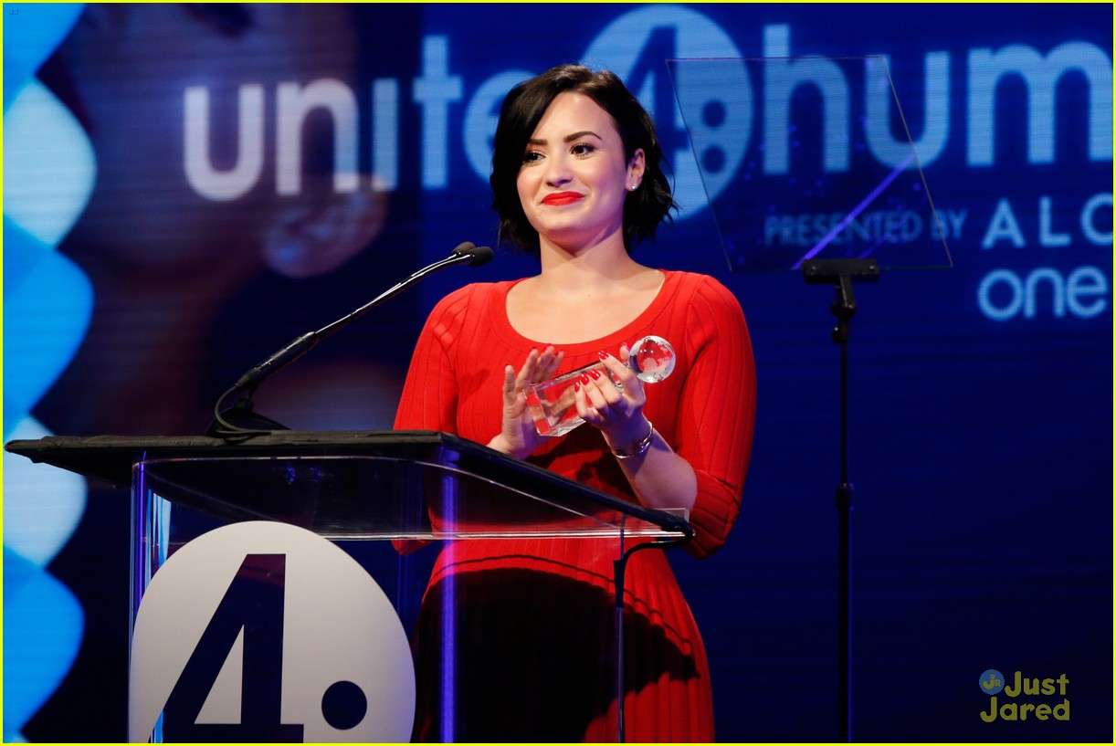 Demi Lovato & Zendaya Take Silly Backstage Pics at unite4:humanity Gala ...