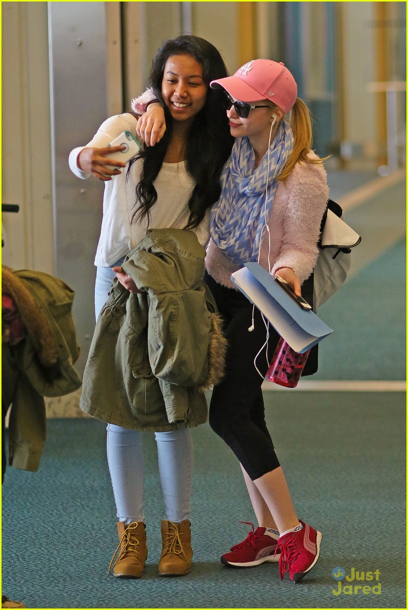 Dove Cameron's Cute & Cozy Airport Style Is The Best Thing | Photo ...