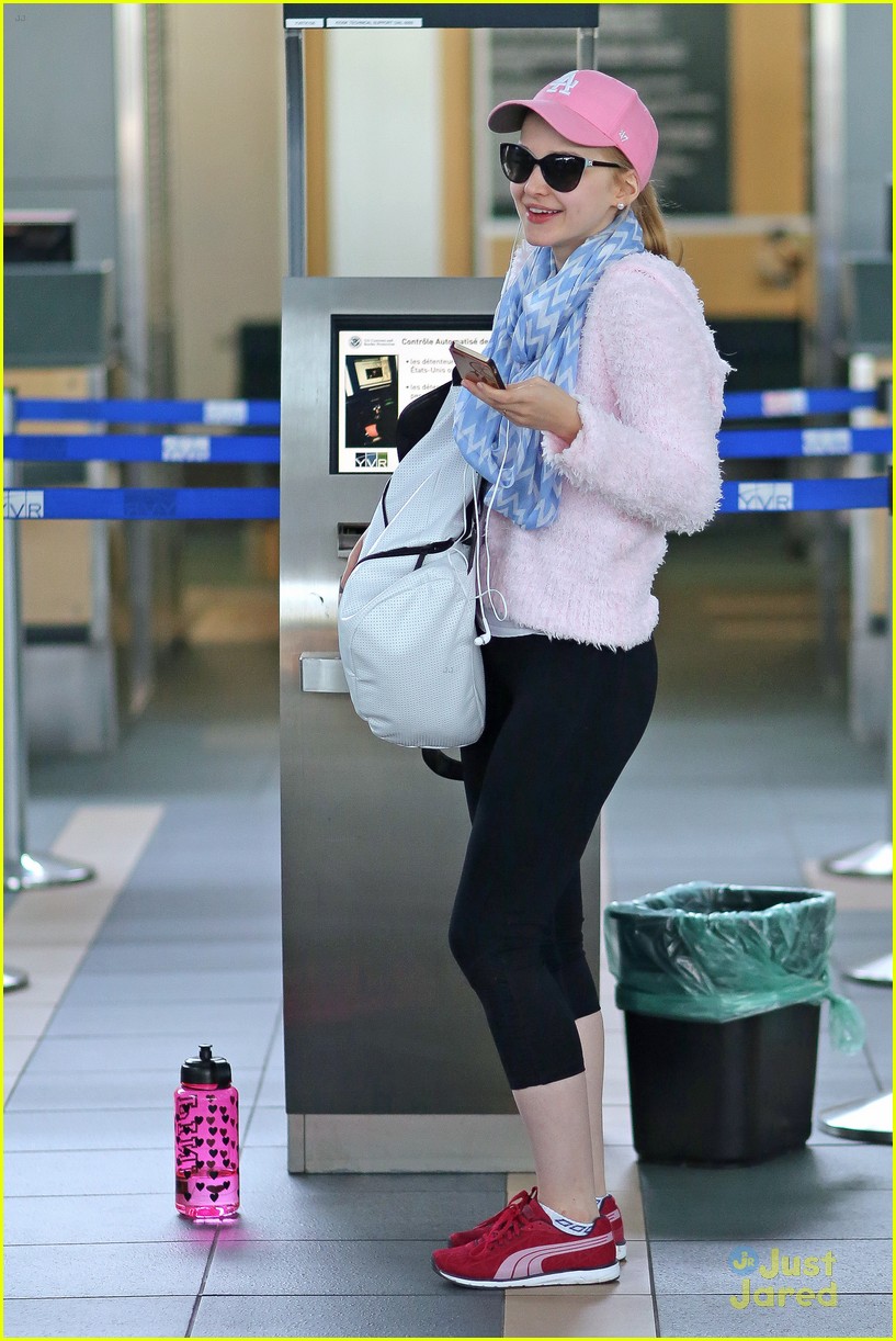 Dove Cameron's Cute & Cozy Airport Style Is The Best Thing | Photo ...
