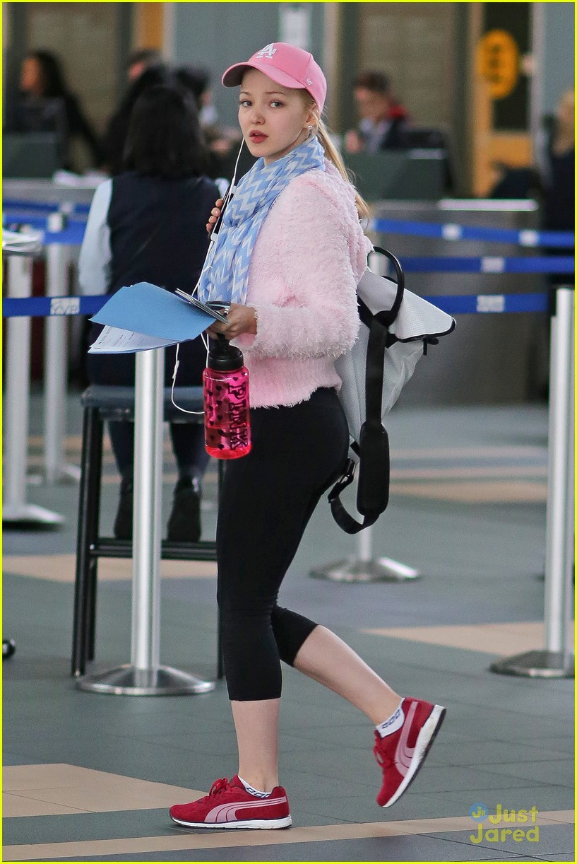 Dove Cameron's Cute & Cozy Airport Style Is The Best Thing | Photo ...